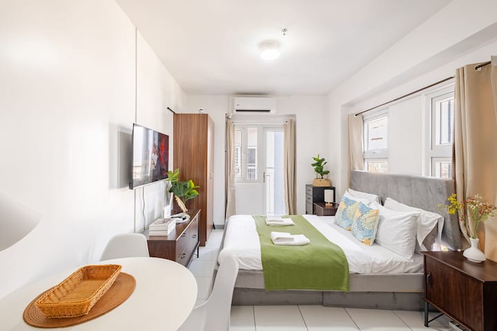 Urban Studio | Balcony + Wi-fi| Work-friendly Stay - Quezon City