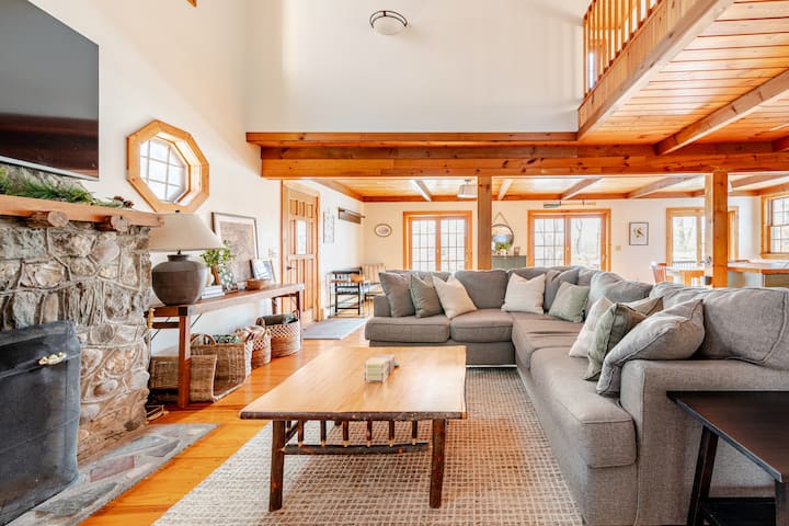 Lakeside Lodge • Fireplace • Skiing • Sleeps 10 - Copake Lake, NY