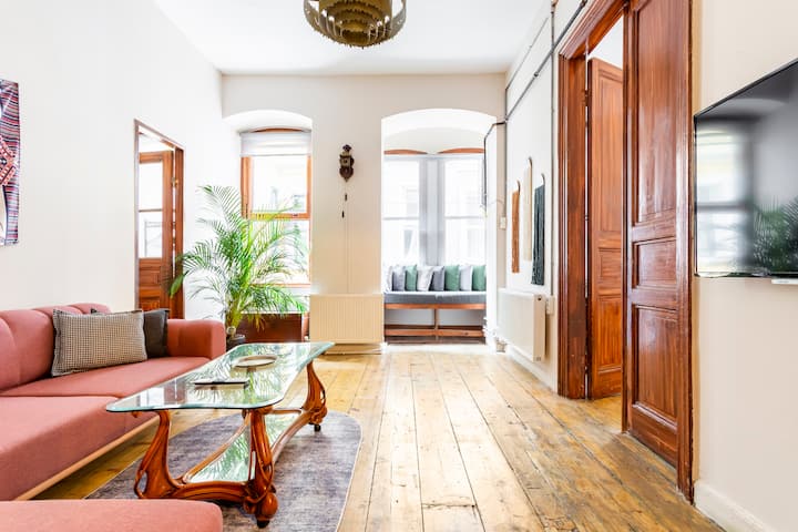 On The Galata Tower Street/ 1 Floor Up - Estambul