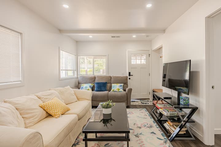 Newly Remodeled Charming 3/2 W/ King Bed - Hillsboro, OR