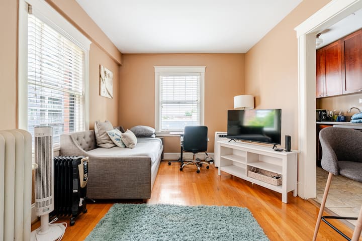 Bright Downtown Studio - Seattle, WA