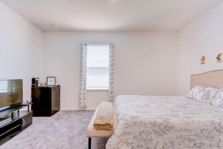 Large Cozy Room Private Bath Lots Of Amenaties - Spring Hill, FL