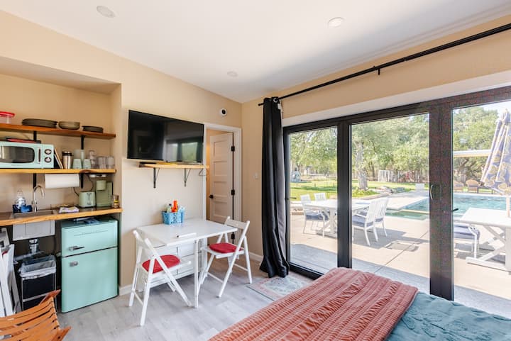 Pool View Studio: Ranch Getaway With Farm Animals - Driftwood, TX