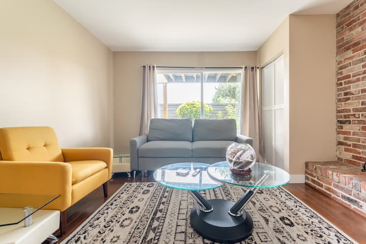 Prestigious Bright Garden Level - Horseshoe Bay