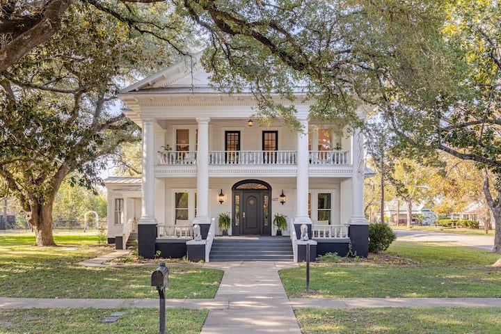 The Ella Norah, A Bespoke Luxury Retreat, Pool Spa - Smithville, TX