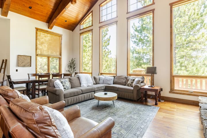 The Fairway Haus Luxe Condo + Views - Mammoth Lakes, CA