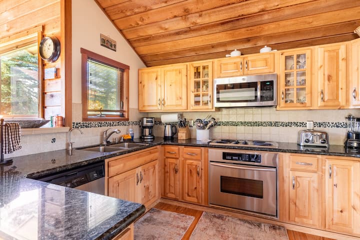 Sierra Basecamp Cozy Retreat + Pet Friendly - Mammoth Lakes, CA