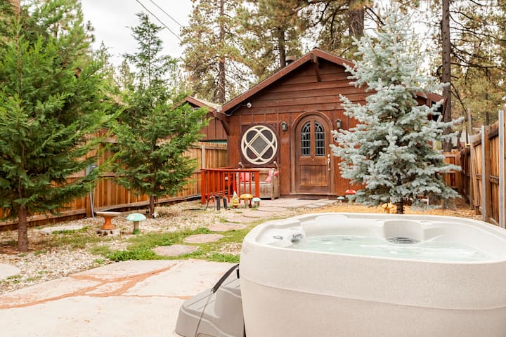 Fairytale Cabin For Two! Dog Friendly, Hot Tub - Big Bear, CA
