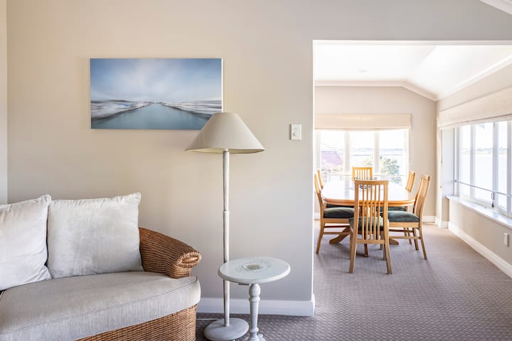 Spectacular City Waterfront Apartment - 타우랑가