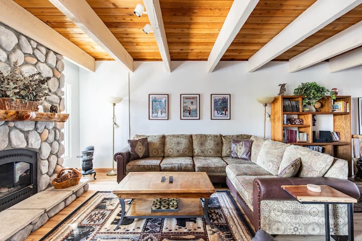 The Cozy Fox Den- Mountain Hideout By The Village - 六月湖