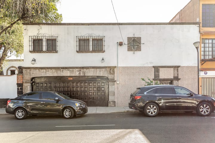 Super Spacious Accommodation - Coyoacán, 8 Guests - Mexico City International Airport (MEX)