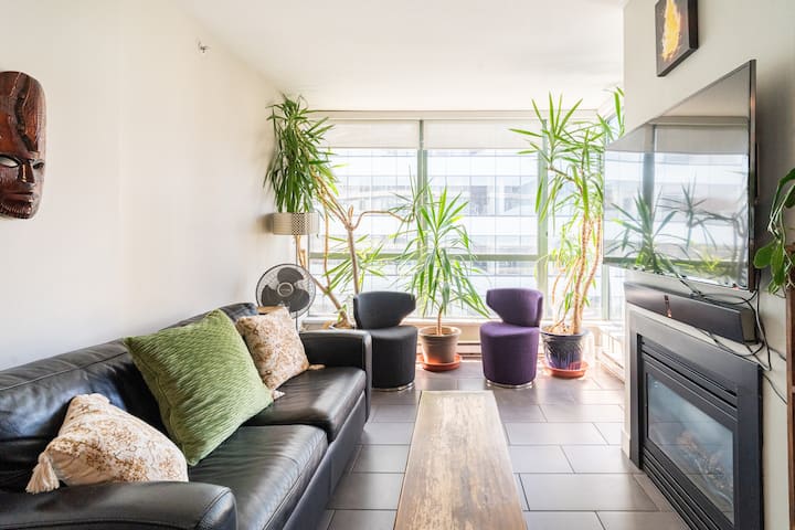 Entire 1 Bedroom Apartment! Great For Relocation! - North Vancouver