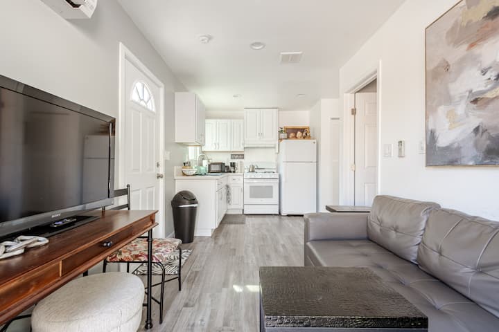 Cozy Bungalow Near Rose Bowl - Pasadena, CA