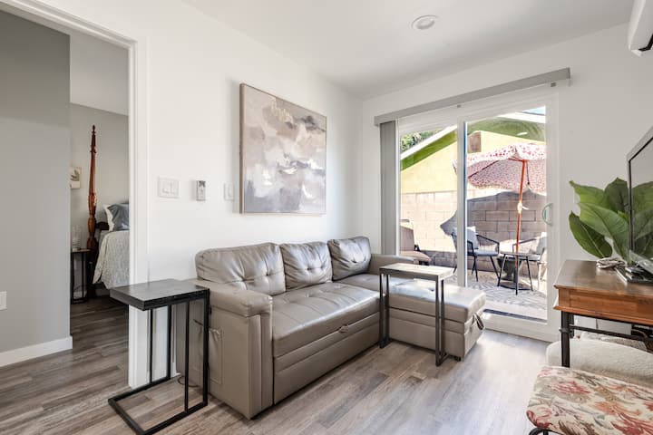 Cozy Bungalow Near Rose Bowl - Pasadena, CA