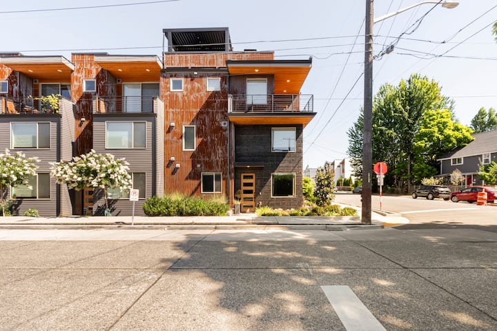 Chic Townhome Near Downtown & Stadiums W/parking! - Seattle, WA