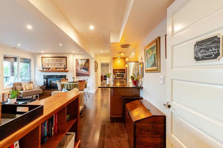 "Spiritview" 2br  Apt W Amazing Lake & Mtn Views - Bellevue