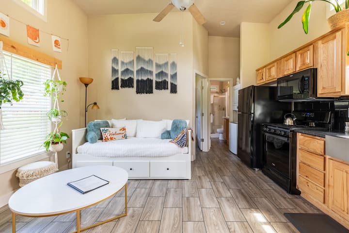 Entire Tranquil Tiny Home, Hi Speed Wi-fi - Port Angeles, WA