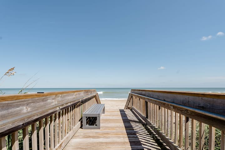 Sunny & Stylish Ocean Gem ~ Walk To Beach ~ Views! - Jensen Beach, FL