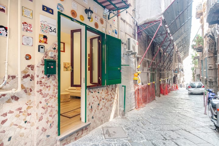 Basso Napoletano Storico Nel Cuore Della Sanità - Naples