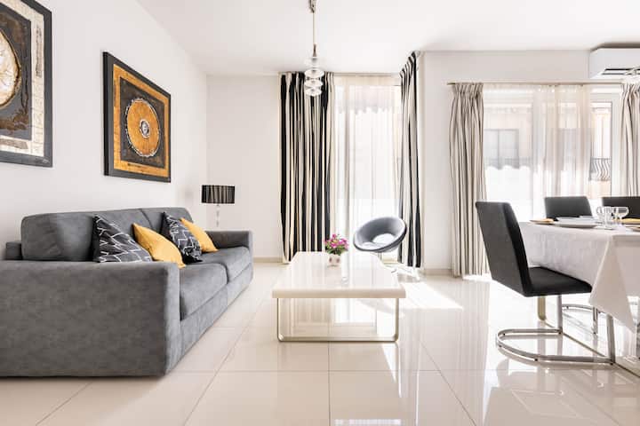 A Charming, Unique 2br Apartment In St. Julians. - Malta