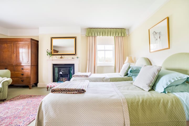 Twin W/shared Bath.farmhouse B&b - Tetbury