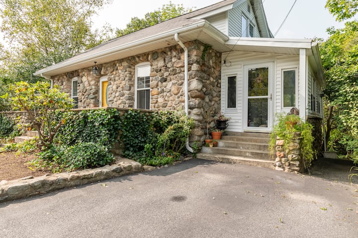 Stone Cottage With Meadow View - MIT, Cambridge