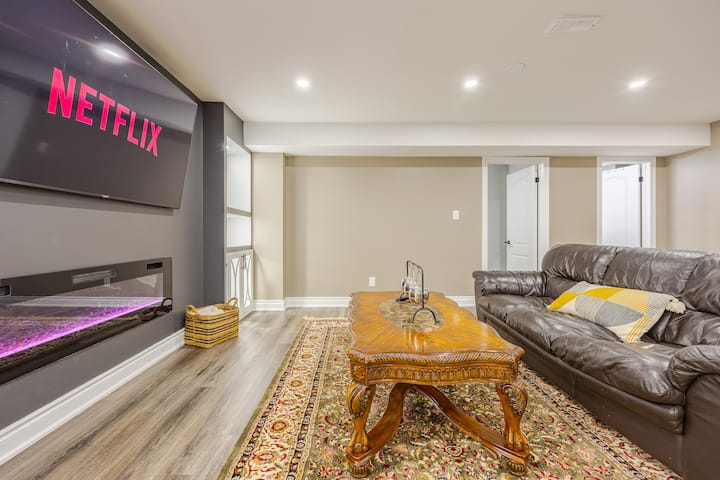 Modern Suite • Sleeps 4 • 75” Tv • Near Fifa - Whitby, ON, Canada