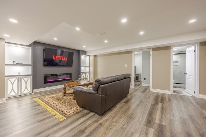 Modern Suite • Sleeps 4 • 75” Tv • Near Fifa - Ajax