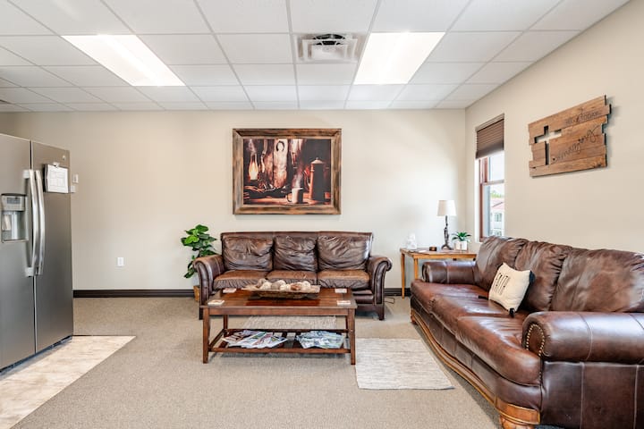 Hidden Loft Overlooking Main St-sleeps 6 - Fredericksburg, TX