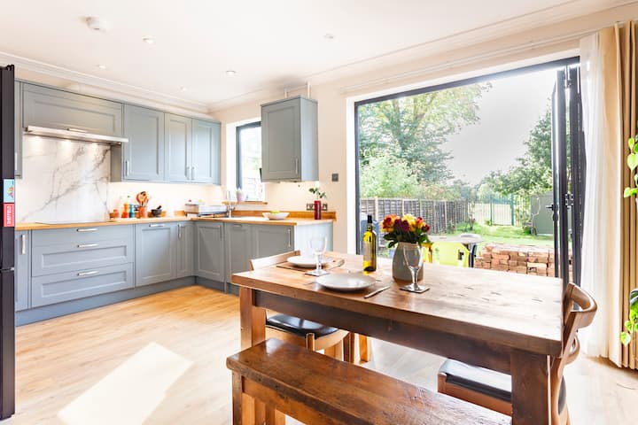 Large Bedroom, Sunset Park Views, Harrow - Ruislip