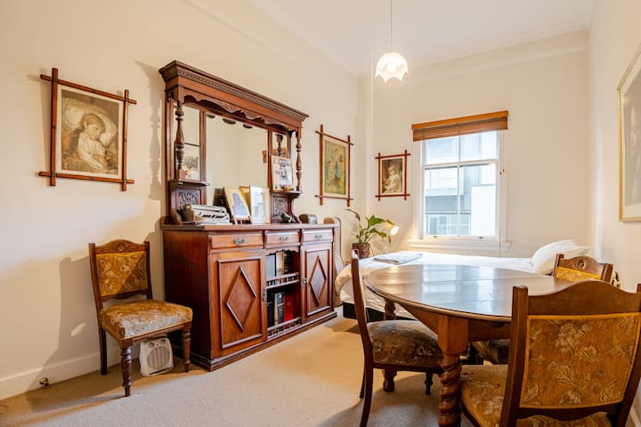 Heritage Home With Antiques - Auckland