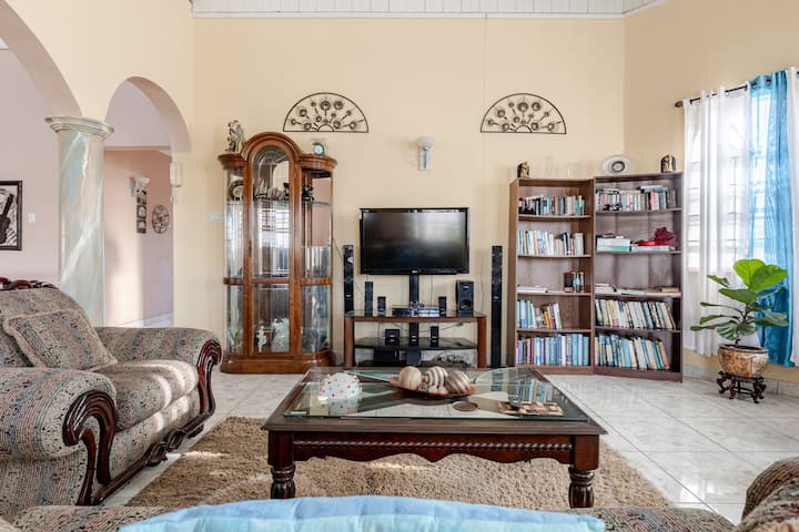 The Urban Haven,close To Beach And City - Montego Bay