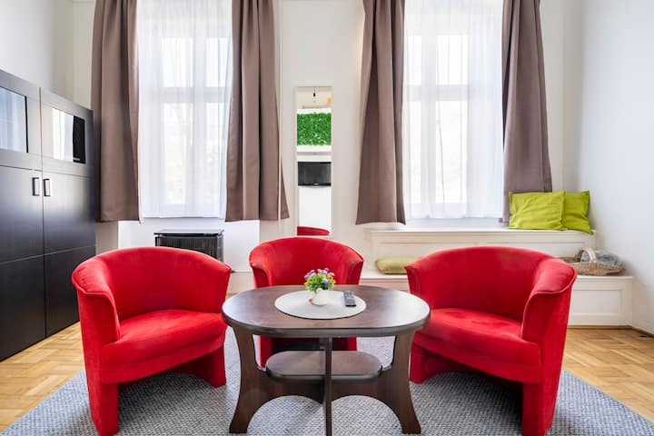 Budapest Emerald Eclectic 3 Bdr Parkside Apt W/ac - Budapest