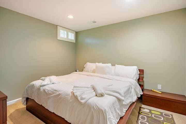 Beautifully Designed Spacious Basement Apartment - 헤른던