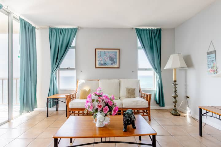 Oceanfront Corner Unit • Hip Strip • Walk To Beach - Montego Bay