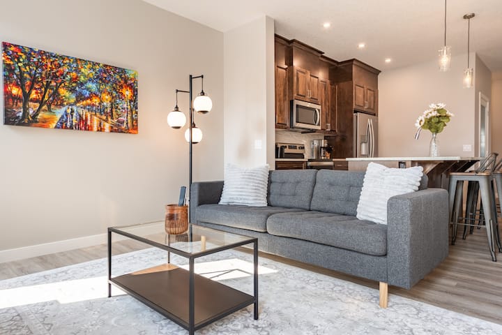 Cozy & Spacious New Home W/ Garage, Self Check-in - Calgary