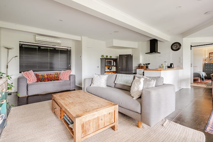 Scenic Stay W/ Fire Pit & Hot Tub | Beach - 10 Min - Sunshine Coast