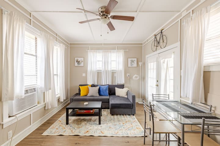 Historic Retreat In Downtown Arlington - Carousel, Arlington