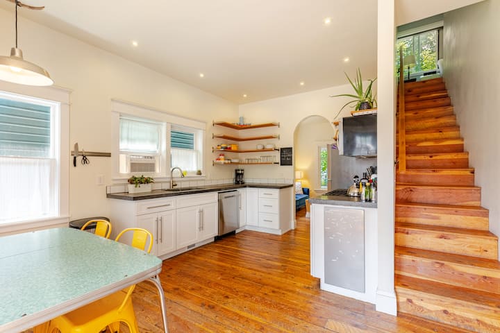 Bright, Vintage Northside Bungalow - Missoula, MT