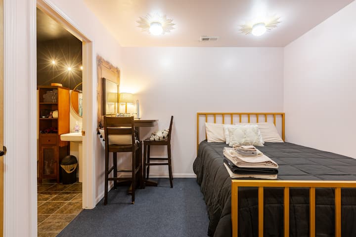Private Cozy Room For Two People/ 1 Queen Size Bed - Omaha, NE