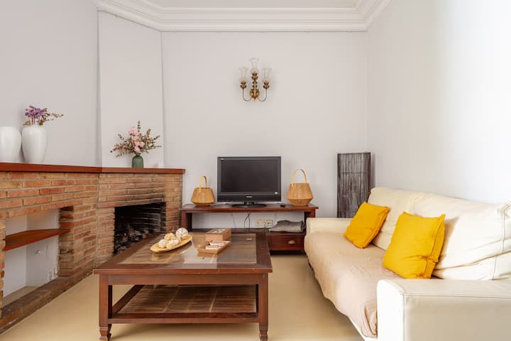 Cozy Large House For  9 Guests - Badalona