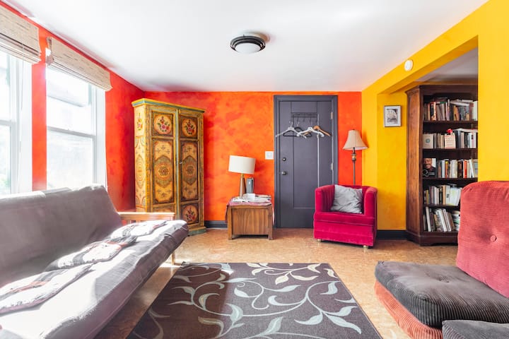 Huge, Sunny Suite In South Berkeley - Berkeley, CA