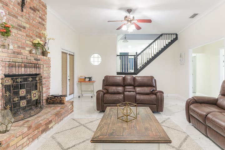 Orlando Spacious Modern Comforts - Oviedo, FL