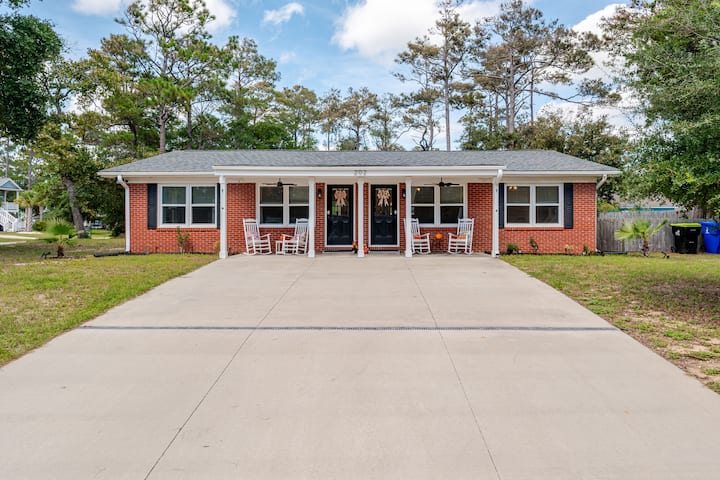 Coastal Breeze, Downtown, Beach Walk & Dog Friend - Oak Island, NC
