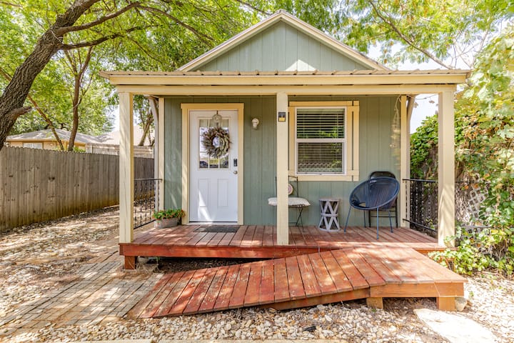 Modern Tiny Home Vibes | Downtown Arlington - Arlington, TX