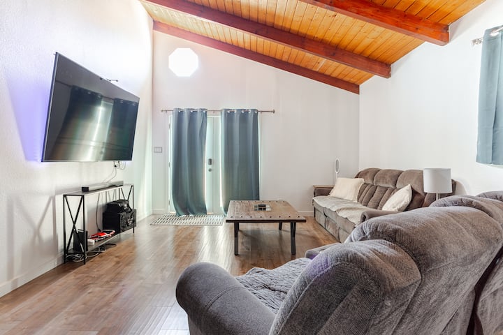 Spacious 3br Home Near Universal Studios & Airport - Burbank, CA