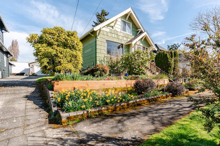 Cozy Ballard Mil Apartment - Seattle, WA