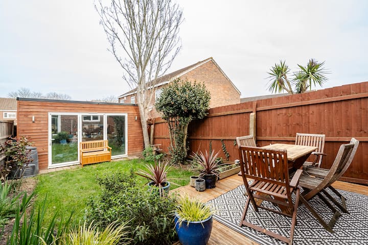 Serene Garden 2-bed Home With Parking - London, UK