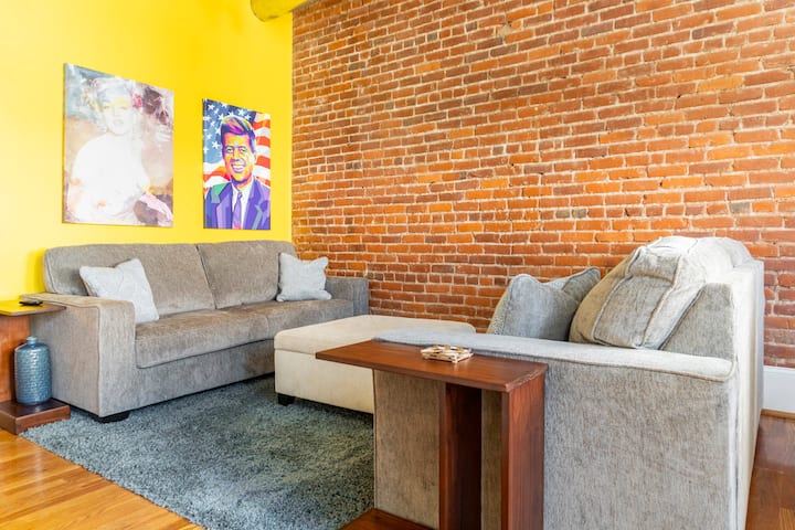 The Marilyn Monroe Loft. Central Downtown Location - Roanoke, VA