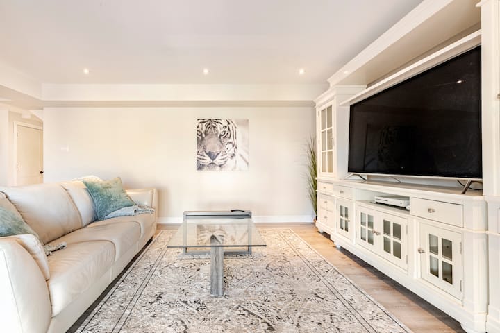 Private Suite With Pool Access - Clarington